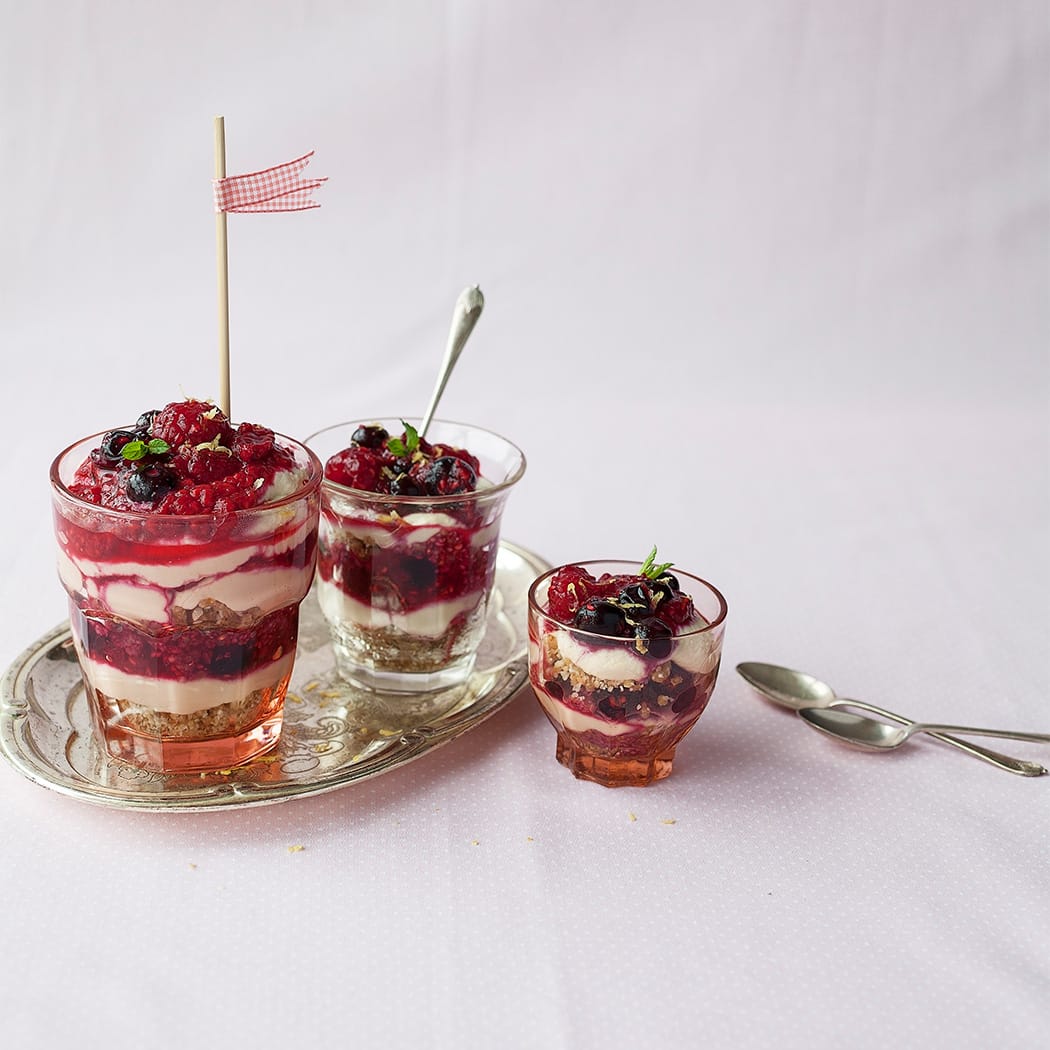 Vegan cheesecake crumble parfaits | easyFood
