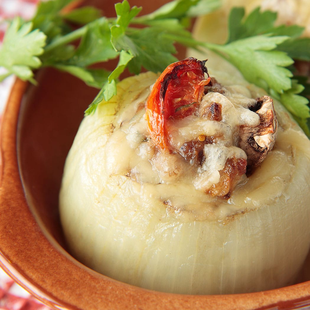 Creamed mushroom-stuffed onions recipe | easyFood