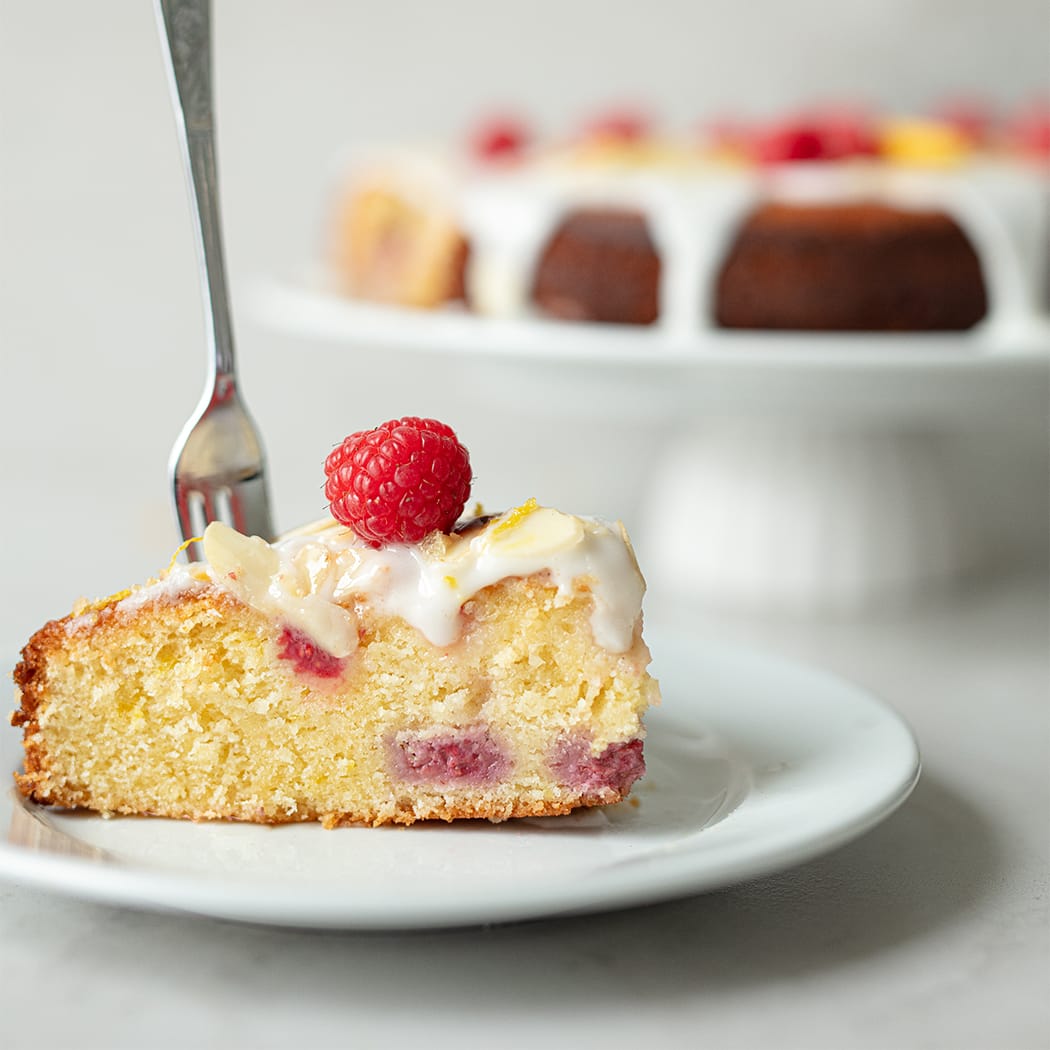 Almond, lemon & raspberry cake | easyFood