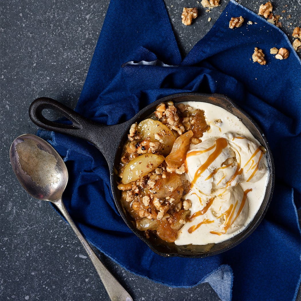 Glazed apples with sticky walnuts recipe | easyFood