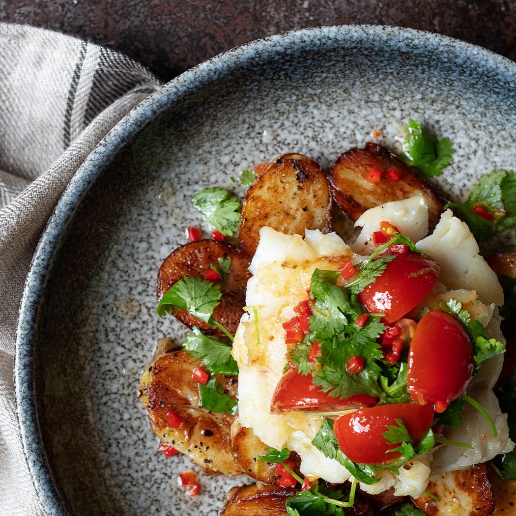 Quick fish with crispy potatoes and salsa recipe | easyFood