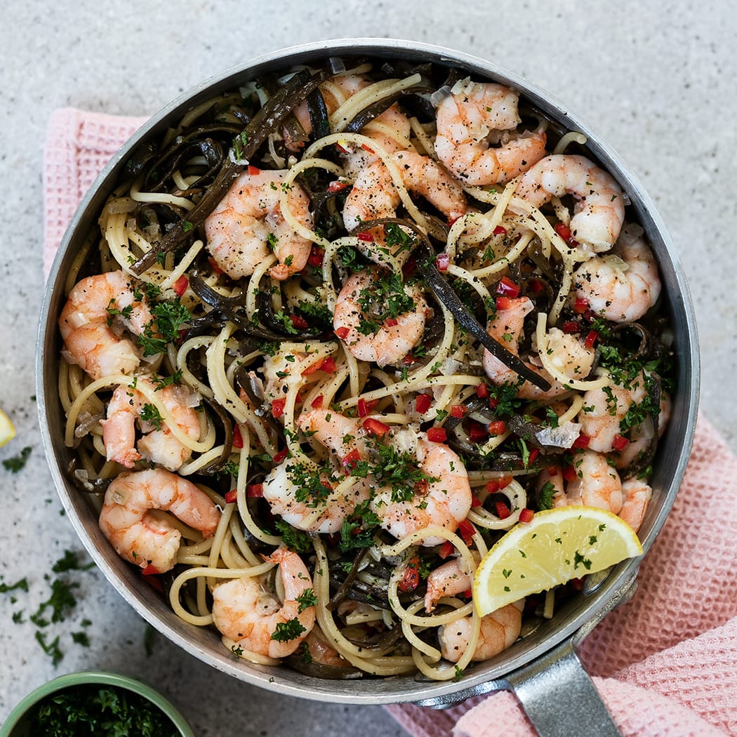 Sea spaghetti with chilli and garlic prawns recipe | easyFood