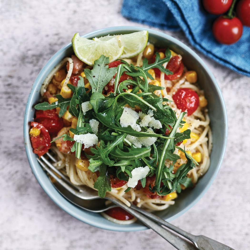 Spaghetti with bacon, tomatoes and corn recipe | easyFood