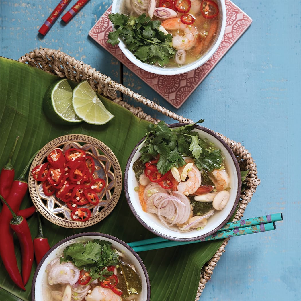 Tom yam kung (hot and sour prawn soup) | easyFood