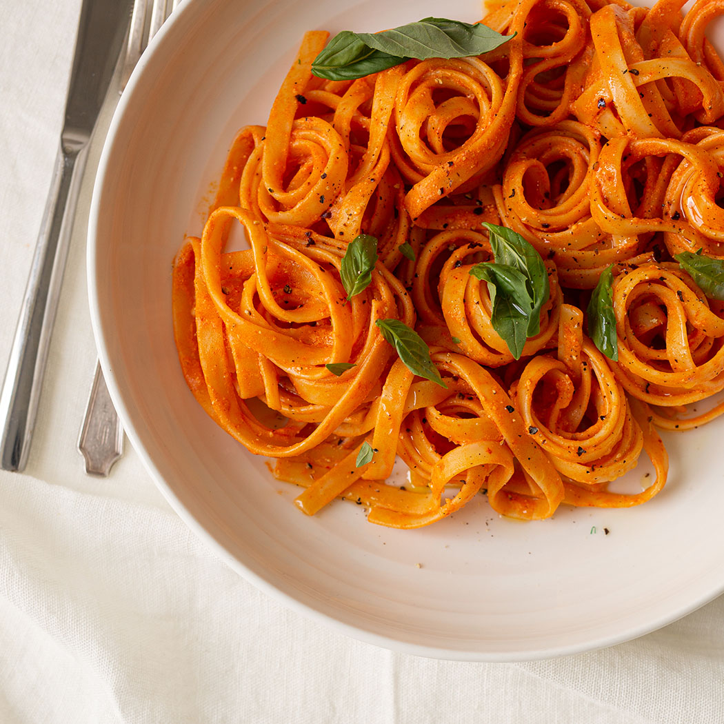 Roast red pepper and feta pasta recipe | easyFood